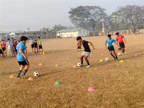 တမူးမြို့တွင် နွေရာသီကျောင်းပိတ်ရက် ကာလအတွင်း အခြေခံဘောလုံး အားကစားနည်း သင်တန်း ဖွင့်လှစ် သင်က