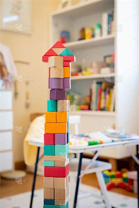 色彩鲜艳的积木玩具。用砖砌塔、城堡、儿童房为背景