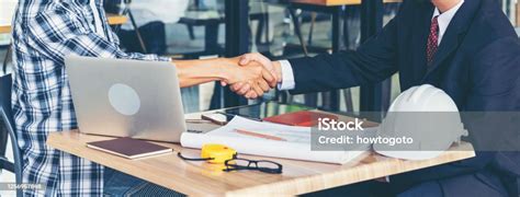 배너 템플릿 파트너 비즈니스 트러스트 팀워크 파트너십 산업 계약자 주먹 범프 거래 임무 사업 미션 팀 회의 그룹 사람들 주먹 범프 손을 함께 비즈니스 컨셉 2명에 대한 스톡