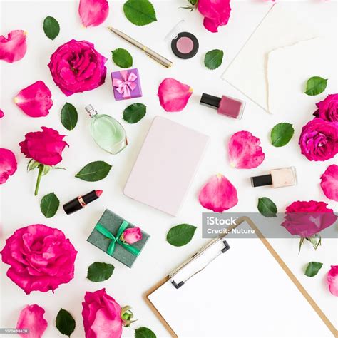 패션 화장품 핑크 장미 클립보드 노트북 흰색 바탕에 펜 구성 평면 위치 최고 볼 수 있습니다 여성 블로거 구성 0명에 대한 스톡