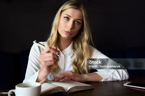 펜을 사용하여 필기하는 교육 교과서의 여학생 글쓰기 조직 계획 커피 브레이크에 지식 메모장에서 대학 과정 작업을 위한 여성의 정보 처리 이미지 경영자에 대한 스톡 사진 및