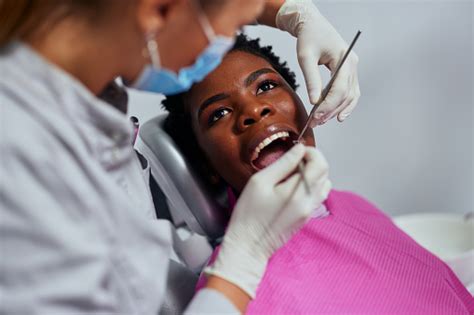 치과 진료소에서 그녀의 환자를 검사하는 여성 치과 의사 20 24세에 대한 스톡 사진 및 기타 이미지 20 24세 2명 30 34세 Istock