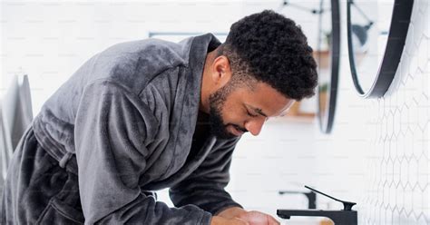 행복한 청년은 집 아침 또는 저녁 루틴 개념에서 얼굴을 씻고 있습니다 사진 Unsplash의 세안 이미지