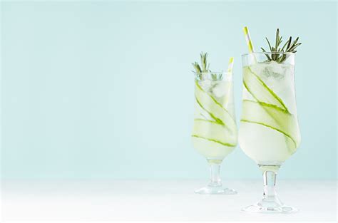 신선한 차가운 여름에 얼음 조각 오이 로즈마리 라임 짚과 함께 우아하고 현대적인 주방 인테리어에 가볍고 부드러운 파스텔 민트 색상 가벼운에 대한 스톡 사진 및 기타 이미지