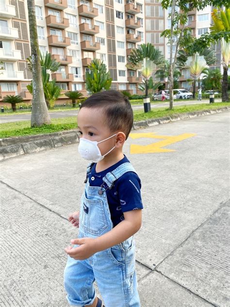 အသည်းယားစရာကောင်းလောက်အောင် ပုံစံမျိုးစုံနဲ့ဆော့ကစားနေတဲ့ သားလေးရဲ့ ချစ်စရာပုံရိပ်လေးတွေတင်လိုက