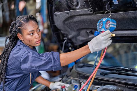 기계 소녀 더러운 얼굴 착용 전체 커버 슈트 확인 압력 진공 게이지 여자에 대한 스톡 사진 및 기타 이미지 여자 자동차