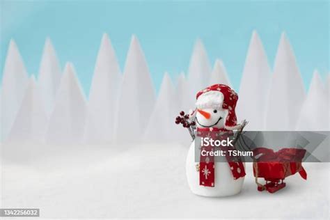 겨울 크리스마스 풍경에 썰매에 선물 상자를 썰매 행복 눈사람 썰매 메리 크리스마스와 새해 축하 개념 0명에 대한 스톡 사진 및 기타 이미지 Istock
