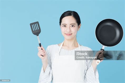 파란색 배경에 이미지를 요리 하는 젊은 아시아 여자의 초상화 가정 주부에 대한 스톡 사진 및 기타 이미지 가정 주부 미소 사람들 Istock