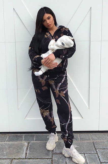 Кайли Дженнер впервые показала лицо своей дочери и продемонстрировала фигуру спустя месяц после