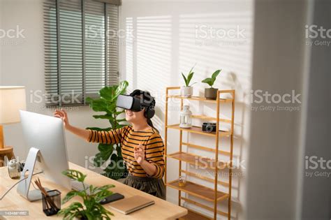 Vr 헤드셋을 착용한 아시아 여성이 공중에서 몸을 만지고 본사에서 미소를 짓고 있다 30 34세에 대한 스톡 사진 및 기타 이미지 30 34세 360도 촬영 3차원