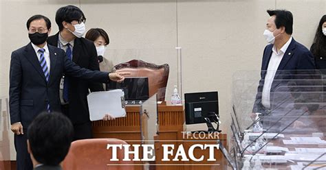 포옹하고 거듭 인사연금개혁특위 화기애애하게 출발한 여야 Tf사진관 포토 기사 더팩트