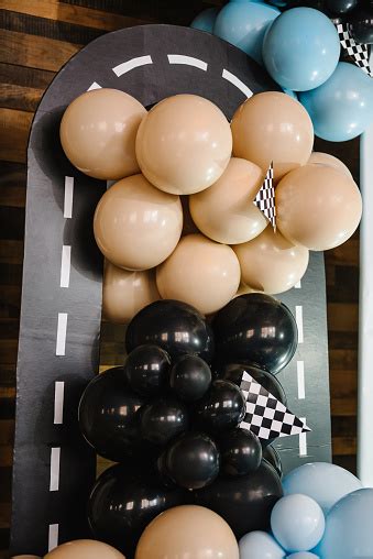 레이스 깃발이 있는 트렌디한 장식 소년을 위한 자동차 파티를 위한 파란색 갈색 검은색 은색 풍선이 있는 생일 장식 축하 행사를