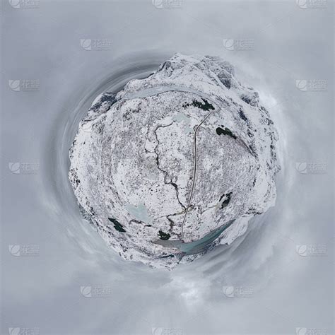 小星球360度球体罗浮敦群岛诺德兰郡欧洲挪威白雪山的全景鸟瞰图冬季的自然景观自然景观背