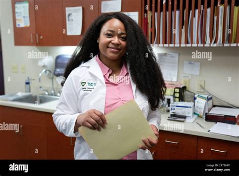 dr starling tolliver a dermatology resident at wayne state university