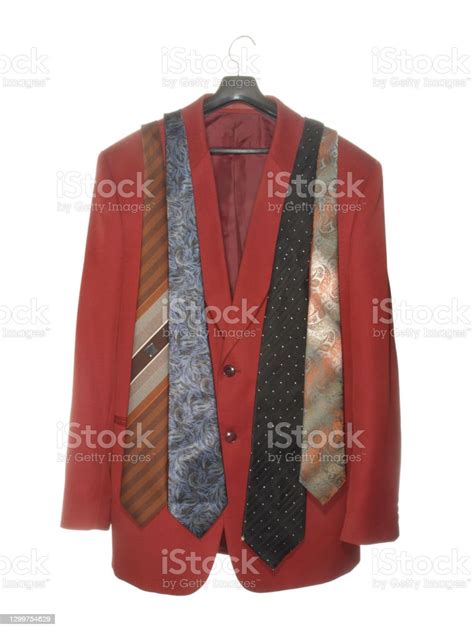 흰색 배경에 고립 된 금속 후크와 검은 색 플라스틱 옷걸이에 다양한 넥타이가있는 부르고뉴 재킷 0명에 대한 스톡 사진 및 기타 이미지 Istock
