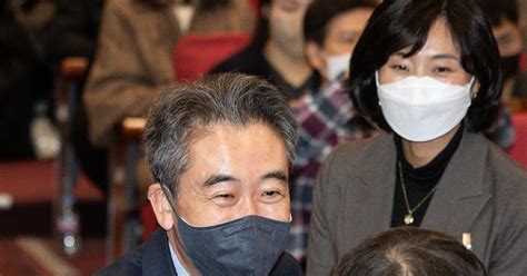 스토킹처벌법 평가 세미나 참석자들과 인사하는 윤희근 경찰청장