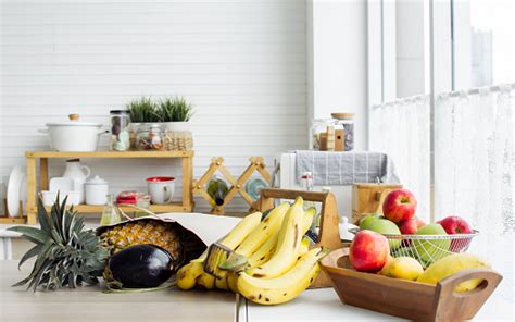 과일 파인애플 바나나 석류 빨간색과 녹색 사과의 아무도와 배경 복사 공간이 아늑한 흰색 깨끗한 부엌에서 나무 테이블에 장식 된