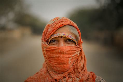 머리에 스카프를 두른 여자 사진 Unsplash의 무료 초상 이미지