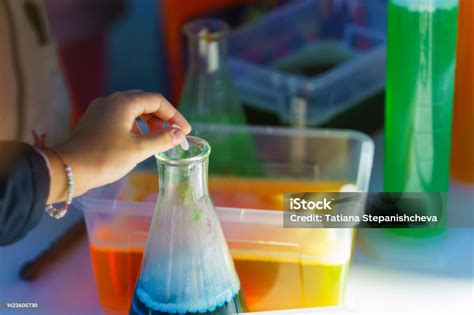 아이의 손이 드라이 아이스 조각을 푸른 액체 플라스크에 던집니다 Stem 주제에 대한 스톡 사진 및 기타 이미지 Stem 주제 개발 과학 Istock