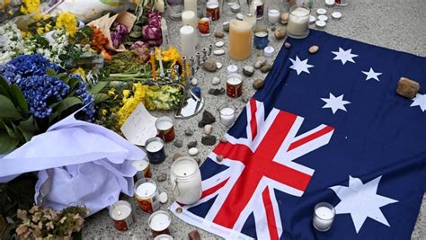 Lilin Dan Bunga Warnai Pantai Bondi Pasca Penembakan Massal