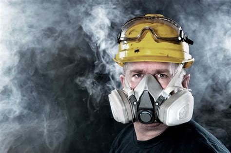 戴着防毒面具的工厂员工图片 烟雾缭绕的工厂里员工戴着一个大大的防毒面具素材 高清图片 摄影照片 寻图免费打包下载