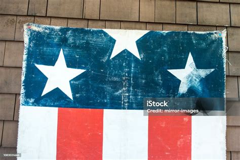 질감된 고민된 거 미국 빨간색 흰색과 파란색 깃발 3 성조기 5 집 측면 벽 7 월 0명에 대한 스톡 사진 및 기타 이미지 0명 7월 7월 4일 Istock