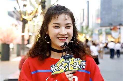 用四个字形容你的第一段感情？美女不愧是过来人，说的精辟凤凰网视频凤凰网