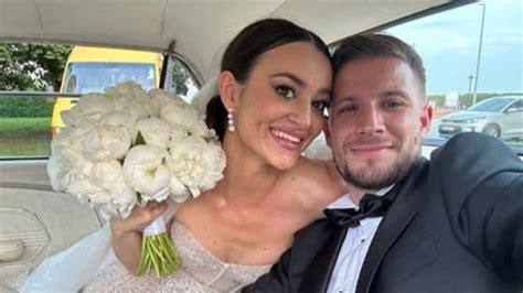 Низвергнат от Мъри вдигна сватба