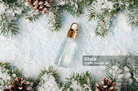 크리스마스 전나무 가지와 겨울 눈 배경에 화장품 에센셜 오일 스킨 케어용 뷰티 제품 플랫 레이 개념에 대한 스톡 사진 및 기타 이미지 Istock