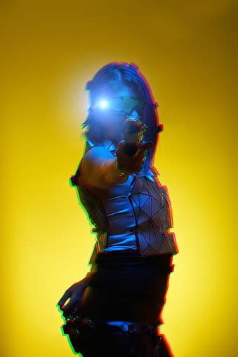 미래의 전투에서 블래스터를 가진 소녀 글리치 효과가있는 이미지 Sf 영화에 대한 스톡 사진 및 기타 이미지 Sf 영화 가상 이벤트 가상현실 Istock