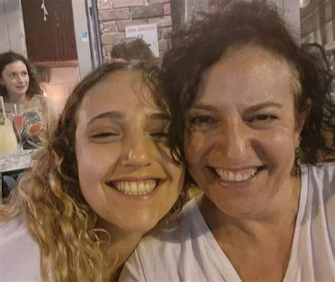 עצרת למען החטופים בגשם שוטף גם להם קר ואין איך להתחמם חדשות 13