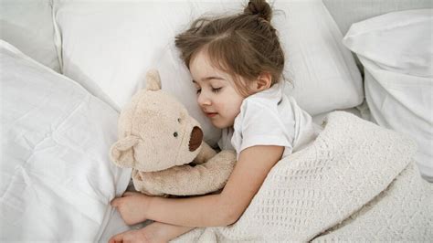 শিশুর চোখে ঘুম নেই জেনে নিন কোন খাবারগুলো খেতে দেবেন