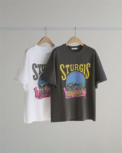 잇수다랩 빈티지한 프린팅으로 스트릿한 반팔티🤘 나염프린팅으로 무드를 더해준 아이템으로 루즈하게 떨어지는 핏으로 가볍게 툭 걸치기 좋고 편안하게 즐기기 좋은 면