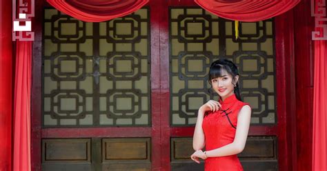 빨간색과 검은색 꽃무늬 창 커튼 옆에 서 있는 빨간 민소매 드레스를 입은 여자 사진 Unsplash의 무료 사람의 이미지