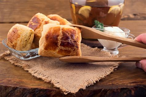 손 나무 배경에 모든 주방 집게 퍼프 페이스 트리 리넨 냅킨 유리 육즙 보트에서 딜 사 우 어 크림 레몬 웨지와 함께 허브 차 주전자를 들고 갈색에 대한 스톡 사진 및 기타