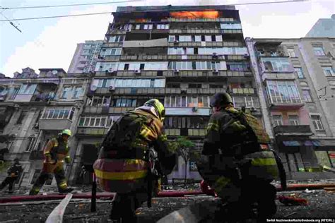 Київ побитий дронами люди пожежі та руйнації під час та після атаки РФ фоторепортаж