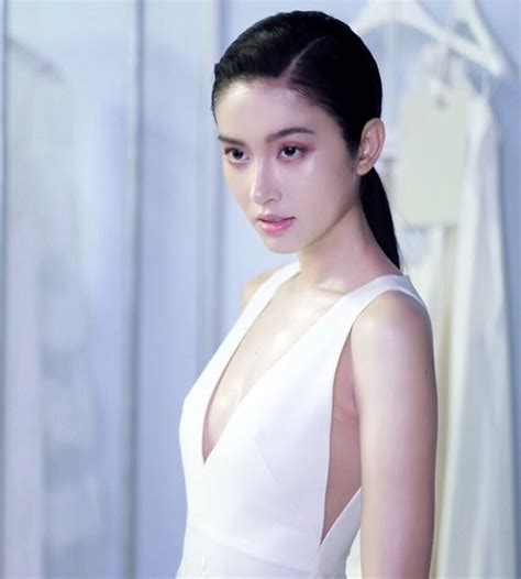 最美变性人街头被拍，一举一动魅惑不少男士