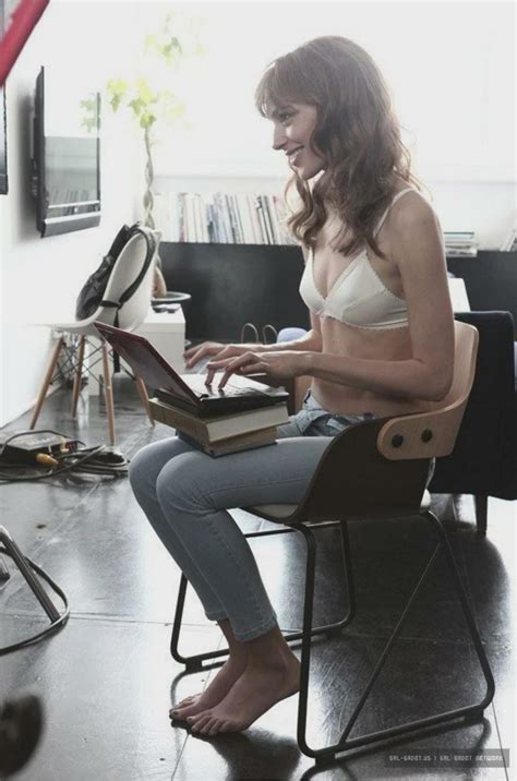 Gal Gadot Rcelebbarefoot