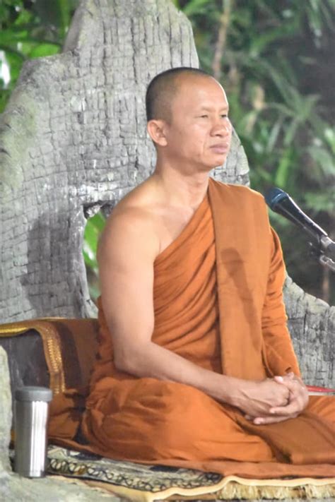 ภาพบรรยากาศพระอาจารย์ราว วัดป่าโนนกุดหล่ม จังหวัดศรีสะเกษ