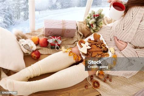 크리스마스 장식 창문 가까이는 여자의 다리 창 밖에 눈 덮인 숲과 아름 다운 겨울 풍경이입니다 임신에 대한 스톡 사진 및 기타 이미지 Istock