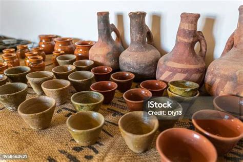 도자기 도자기의 바퀴 주전자 머그잔 점토 장식품으로 만든 자신의 손으로 만든 세라믹 제품 작은 커피 머그잔과 테이블 위의 주전자 0명에 대한 스톡 사진 및 기타 이미지