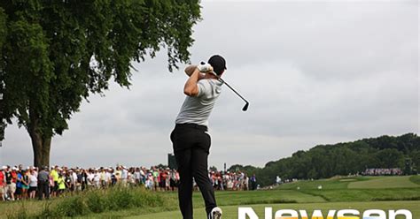 [포토엔]로리 맥길로이 흐린 날씨에도 끝까지 집중