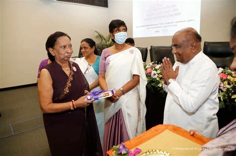 කාන්තා දිනය වෙනුවෙන් පැරණි මන්ත්‍රීවරියන්ට පාර්ලිමේන්තුවේදී බුහුමන් Dasatha Lanka News