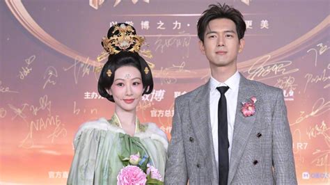 杨紫穿《国色芳华》戏服走红毯，与李现手牵手太好嗑：纯元cp结婚高清1080p在线观看平台腾讯视频