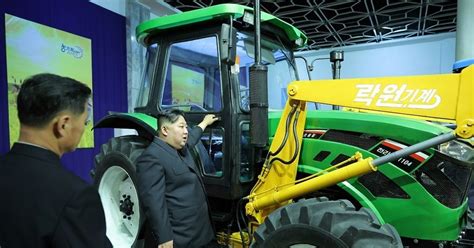 농기계전시회서 트랙터 살펴보는 北 김정은