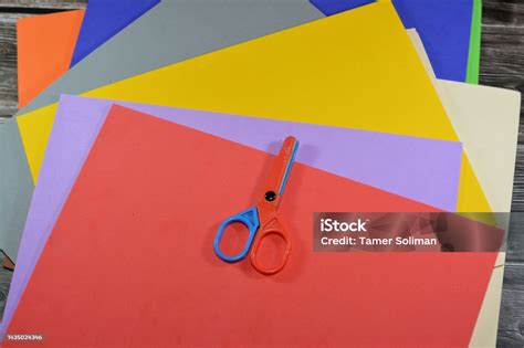 다채로운 Eva 폼 시트 컬러 판지 고무 패드 예술 및 공예 프로젝트를위한 학교 용 스폰지 용지 어린이를위한 여러 가지 빛깔의 학교 보드 용지 더미 학교 교육 개념으로 돌아