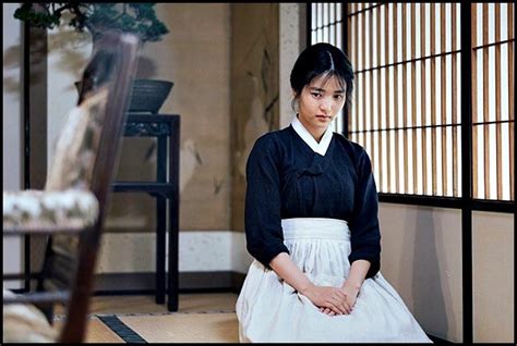 한카피 On Twitter 옷장에서 김태리 나올 것 같음 두개 짤은 아가씨 중