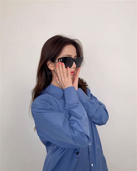 Shy Girl Poses To Try On Instagram