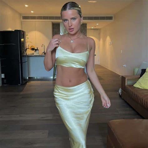Selfie Leslie Review Must Read This Before Buying