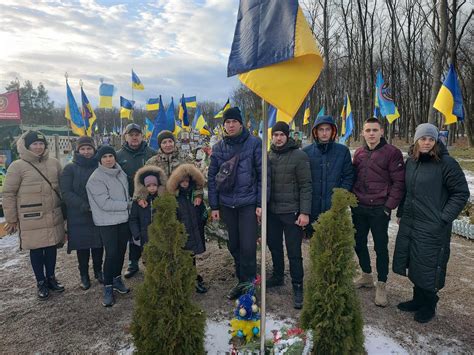 Рідні загиблих військових встановили різдвяні ялинки на Алеї почесних поховань у Кропивницькому